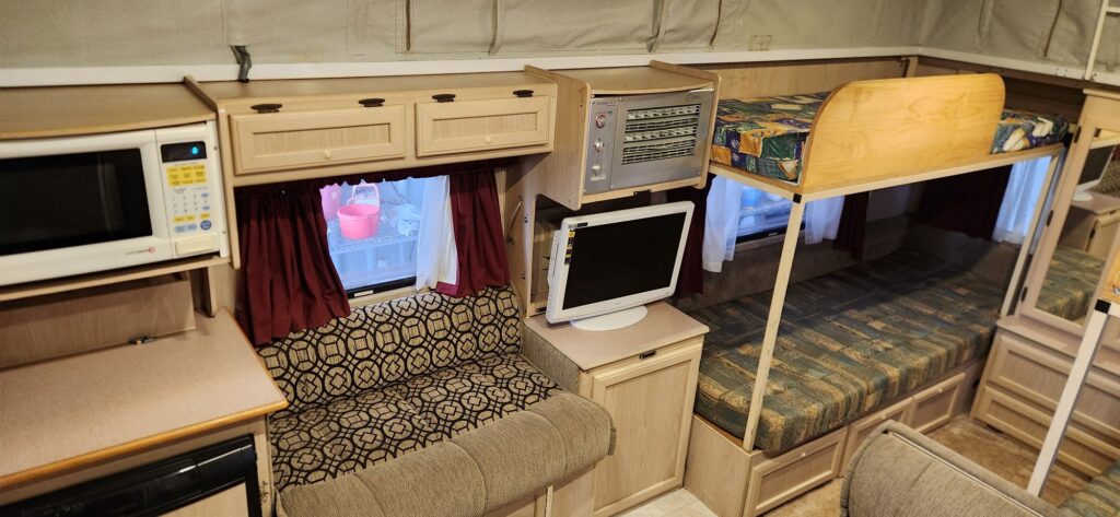 2001 Jayco Freedom, 17 ft, Bunk beds, $13,990 – Picton Caravans